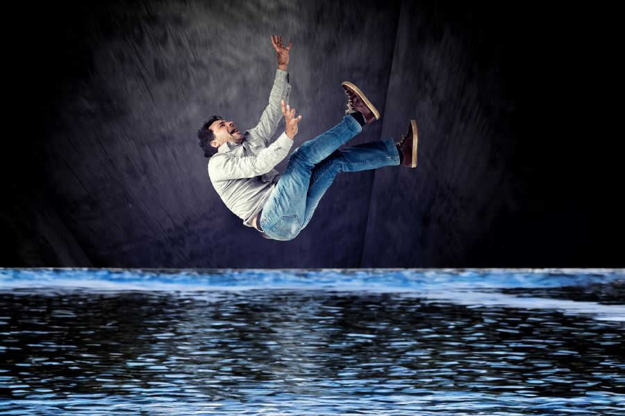 Dream Of Falling Into The Water: Exploring Its Meaning - dreamerswiki.com